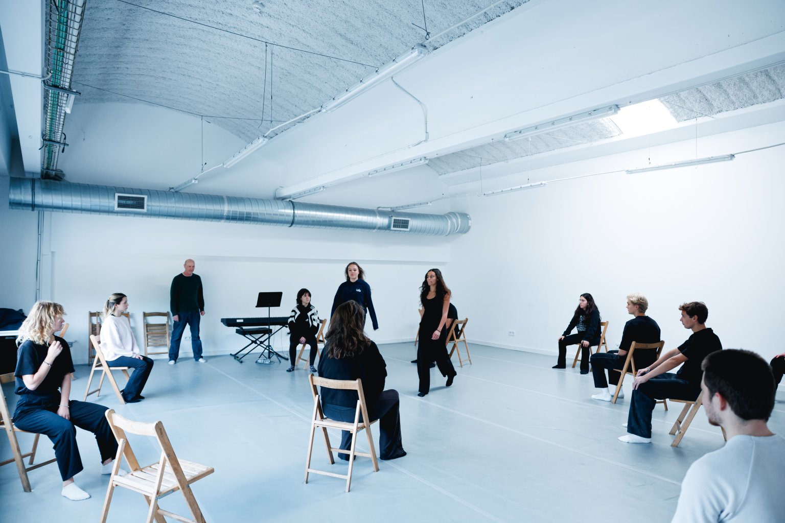 Contact Improvisation in Dance: fundamentals, techniques & history